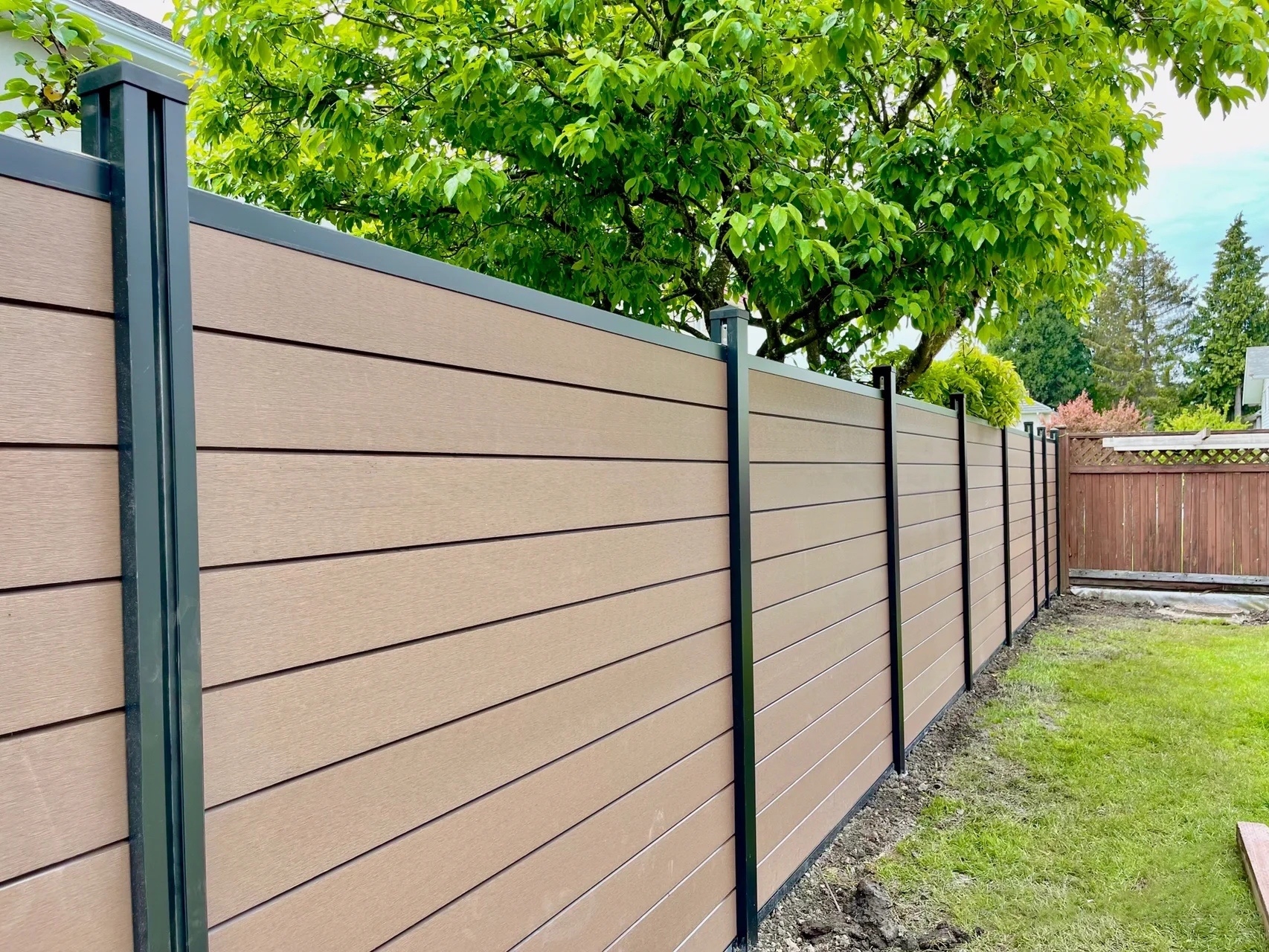 Horizontal Composite Fencing Guide: Pros, Cons & Design Types ...